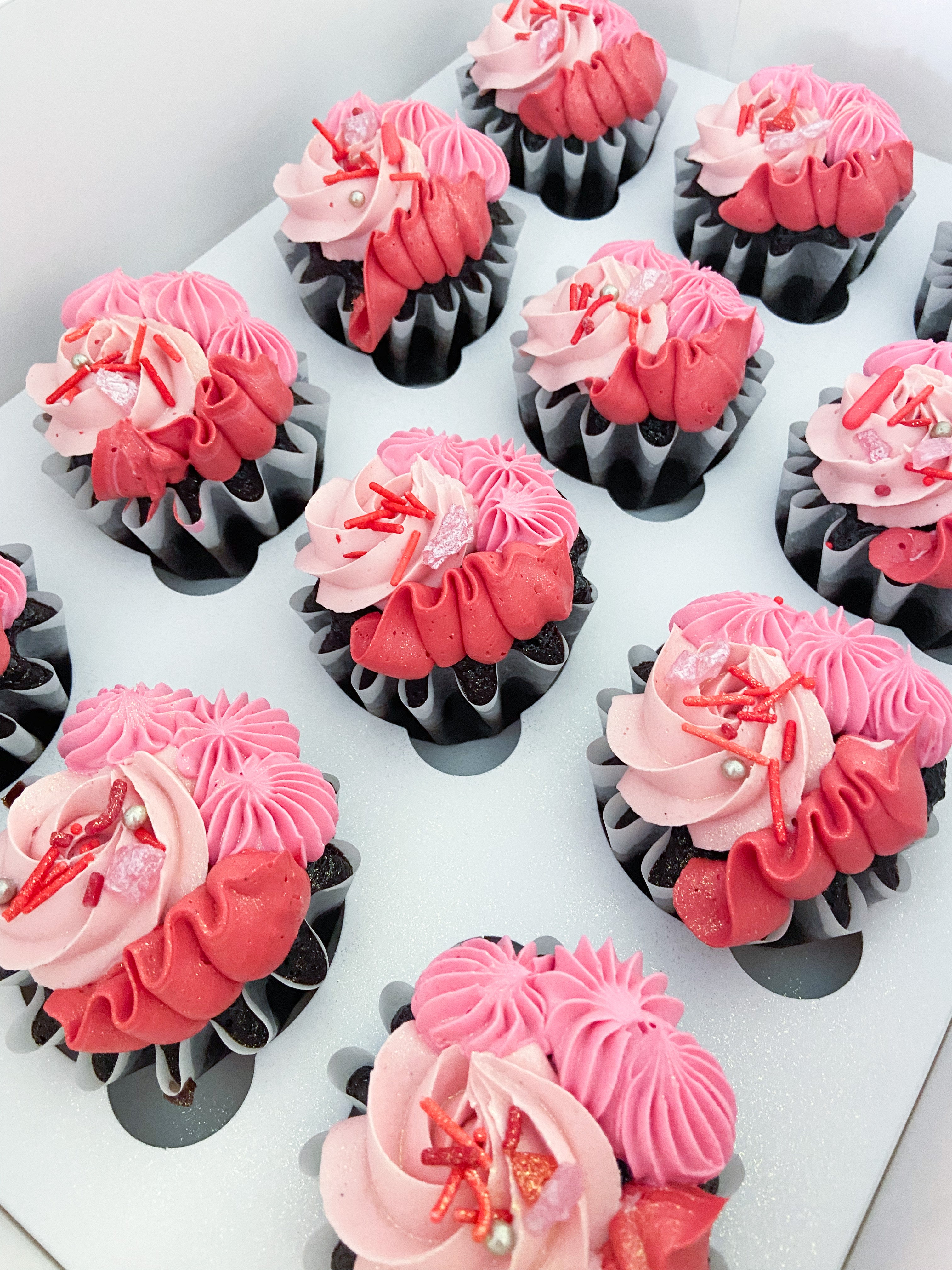 Deluxe Cupcakes 12x | Frosting Cakery